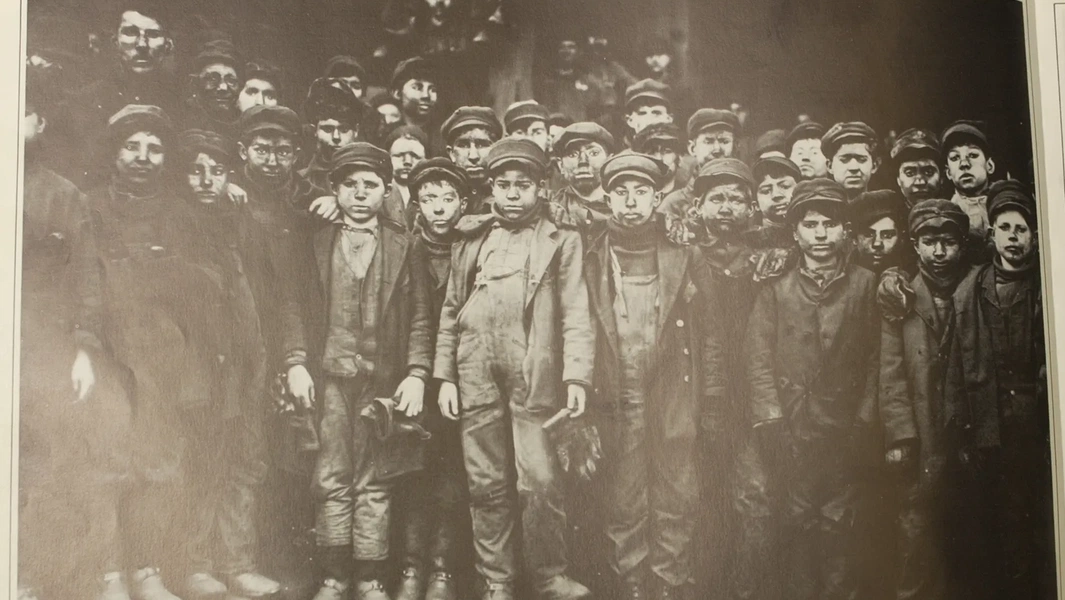 13 colorized photos of early coal mining life