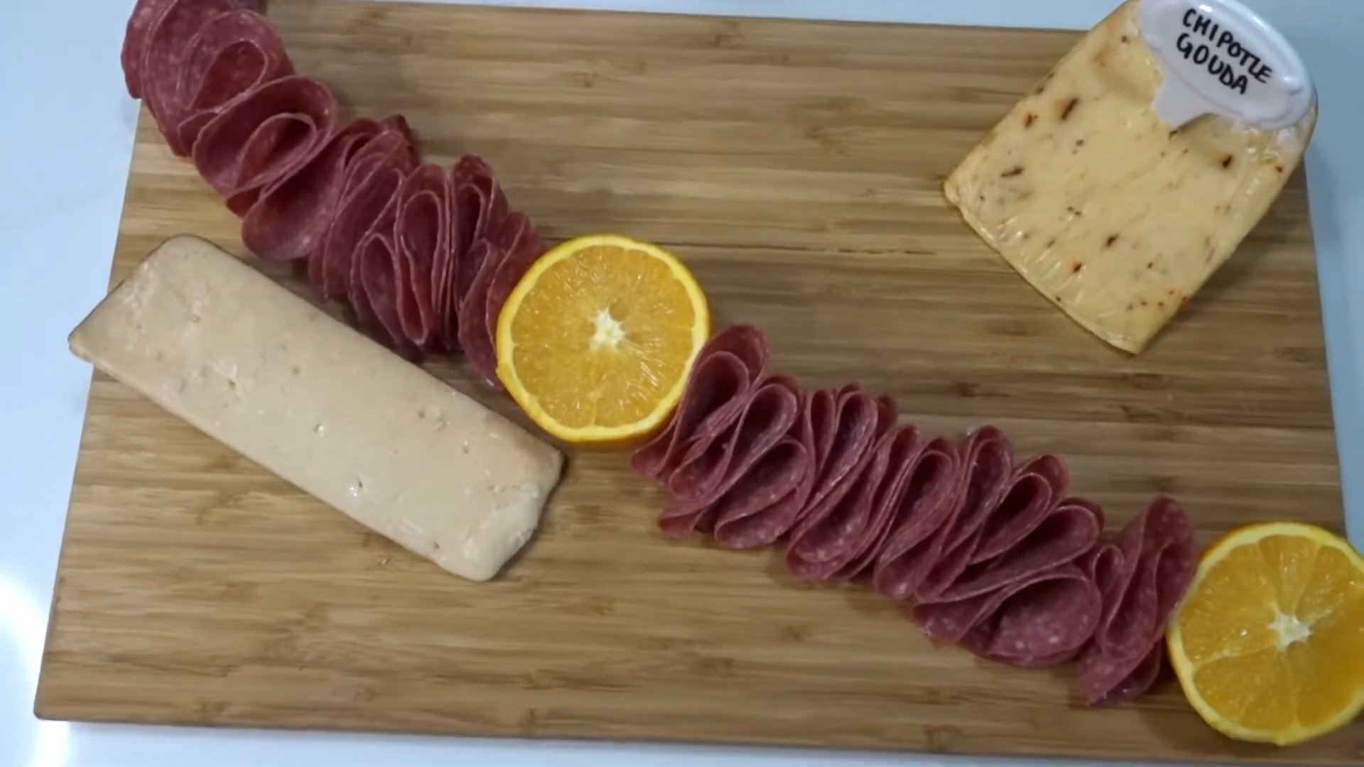 Building a gorgeous cheese board and charcuterie platter that looks way ...