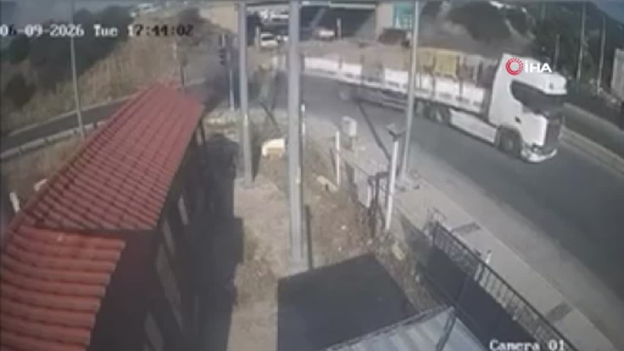 Bornova'da feci kaza: Tıra çarpan otomobilin sürücüsü hayatını kaybetti