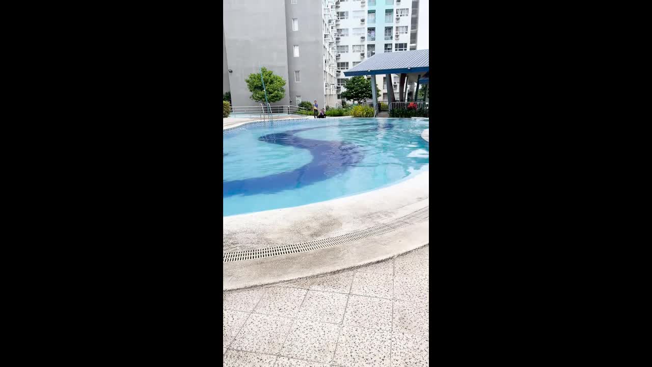 Swimming pool water sloshes during earthquake in the Philippines