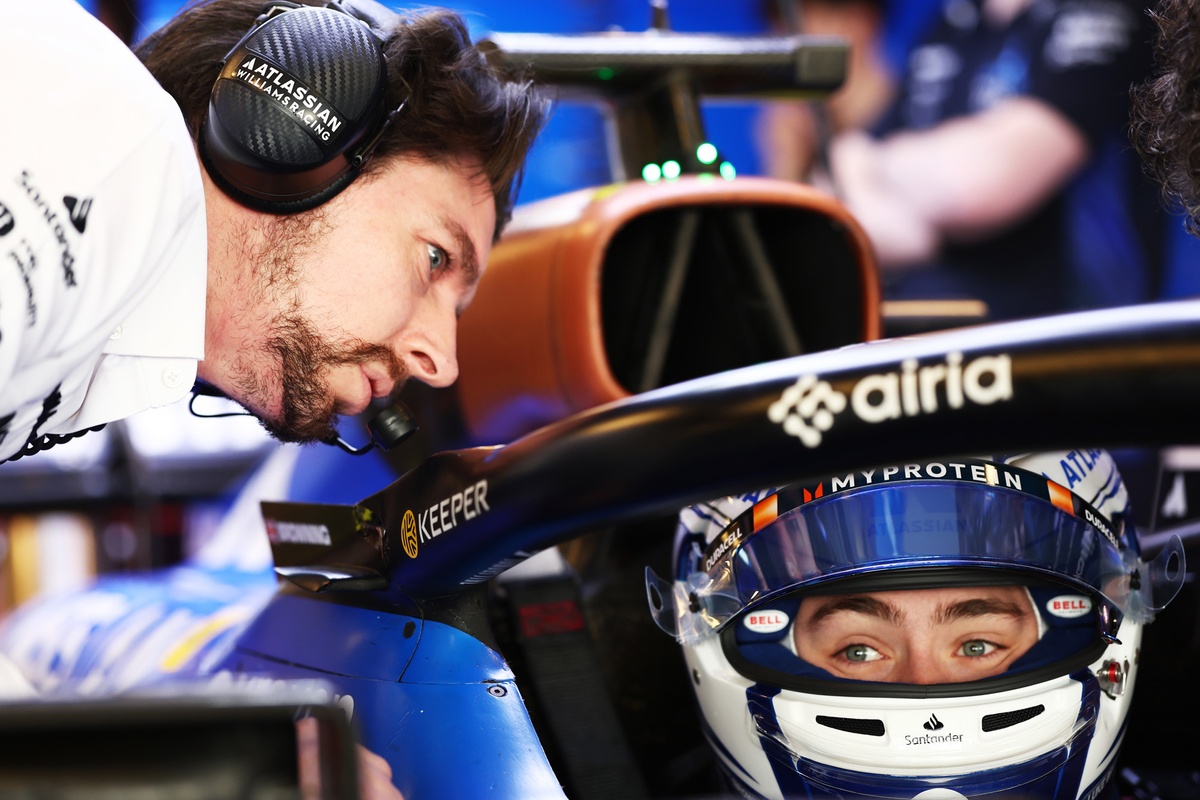 F1 | Aron (Audi R26) e Browning (Williams FW48) girano in FP1 a ...