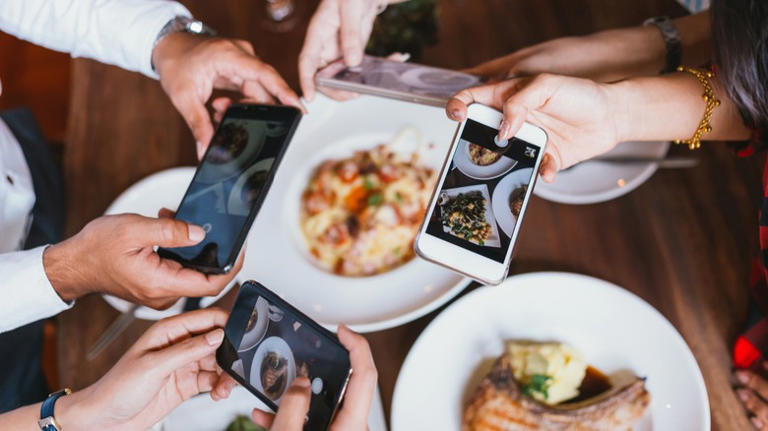 12 worst types of people to dine with at restaurants, hands down
