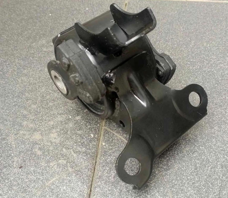 Kenali ciri-ciri engine mounting mobil yang rusak, harus diganti