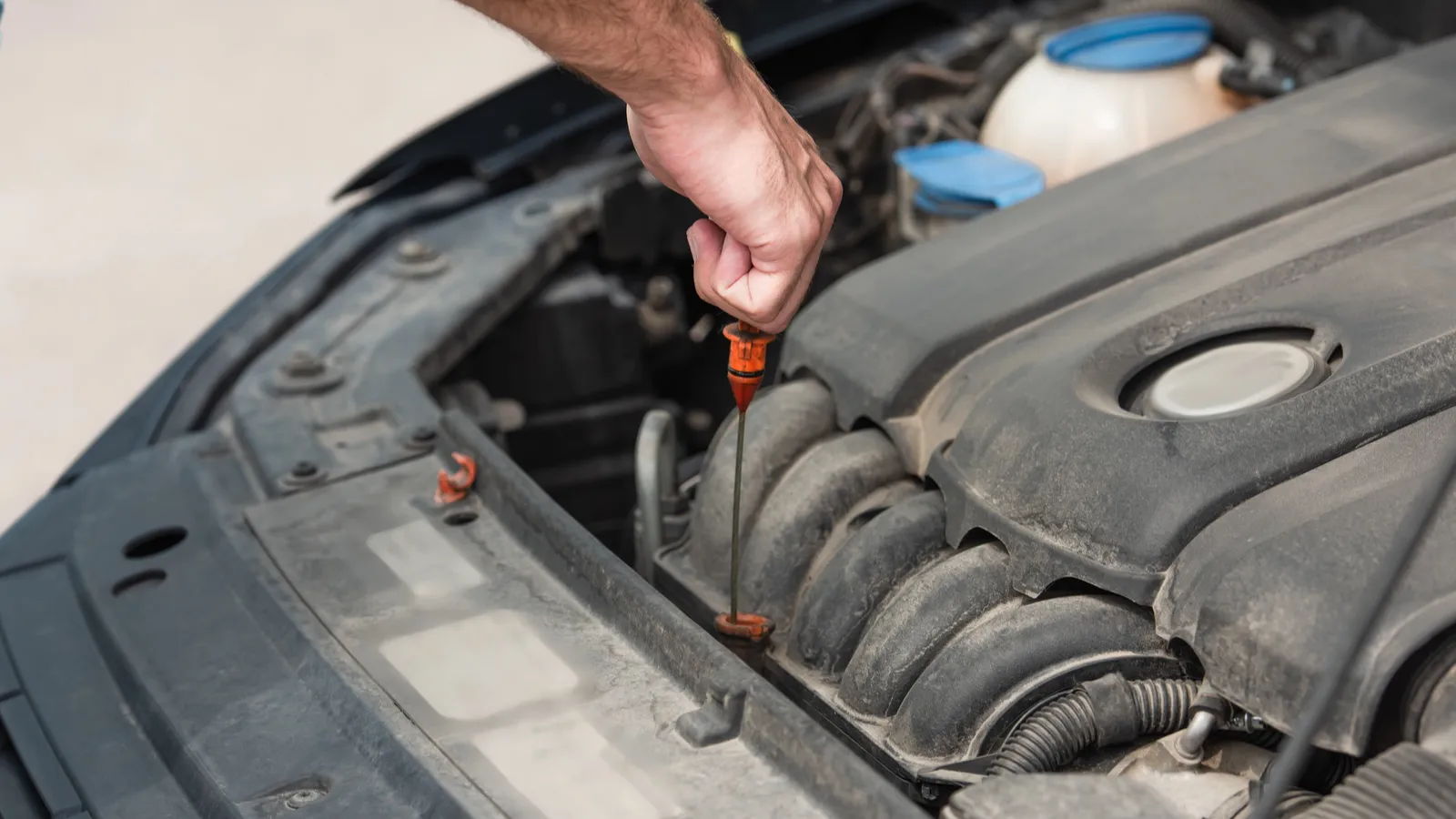 Car manufacturers phase out oil dipsticks in favor of electronic ...