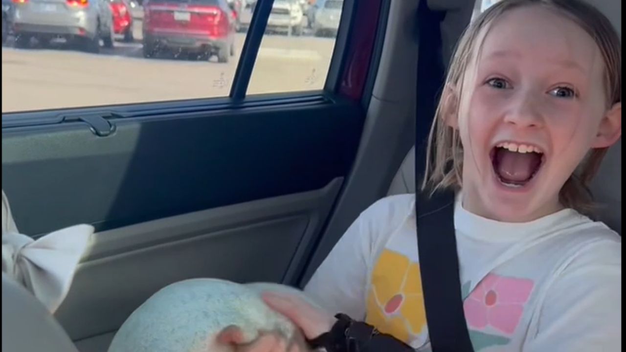 Little girl finally gets giant dumpling and feels pure joy inside