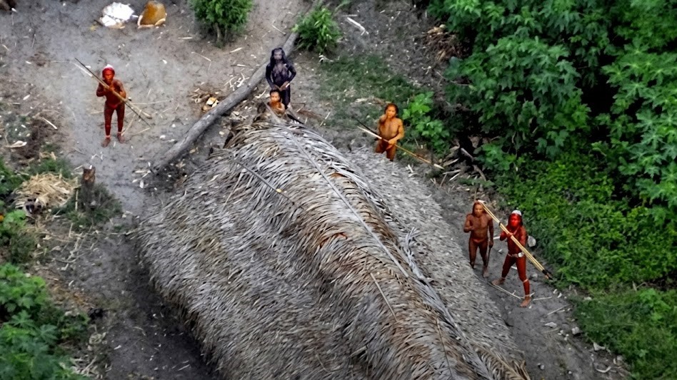 Il a survécu aux deux premières rencontres avec la tribu - puis il y a ...