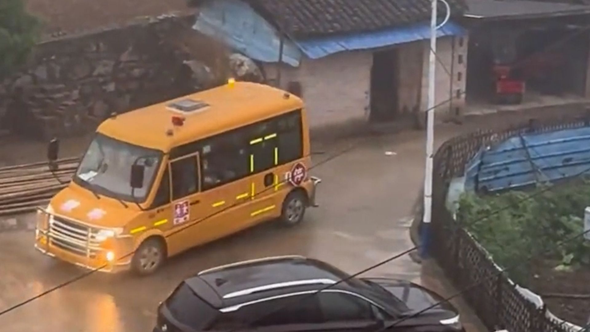 Kinderlieder als Weckruf: Extrem lauter Schulbus reißt Dorfbewohner aus ...
