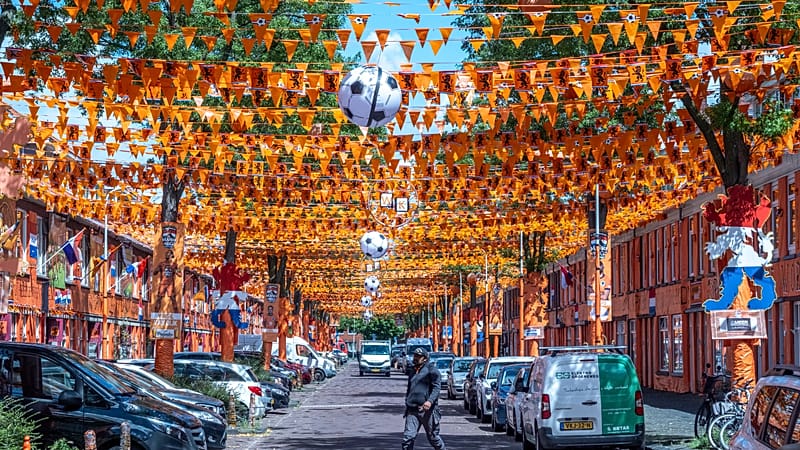 Pays-Bas : Marktweg à La Haye se pare d'orange pour la fièvre du Mondial