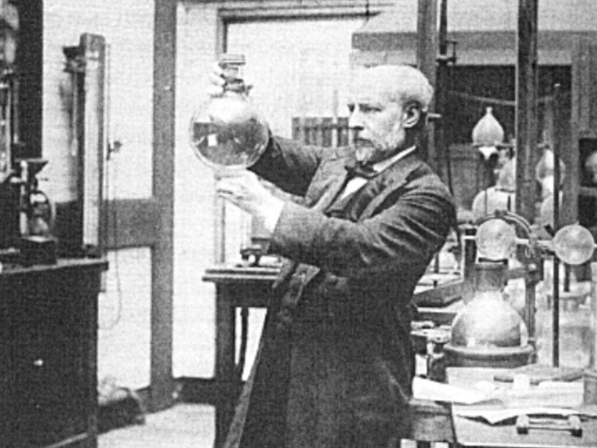 In 1893, a chemist was silvering double-walled glass for cold gases and ...
