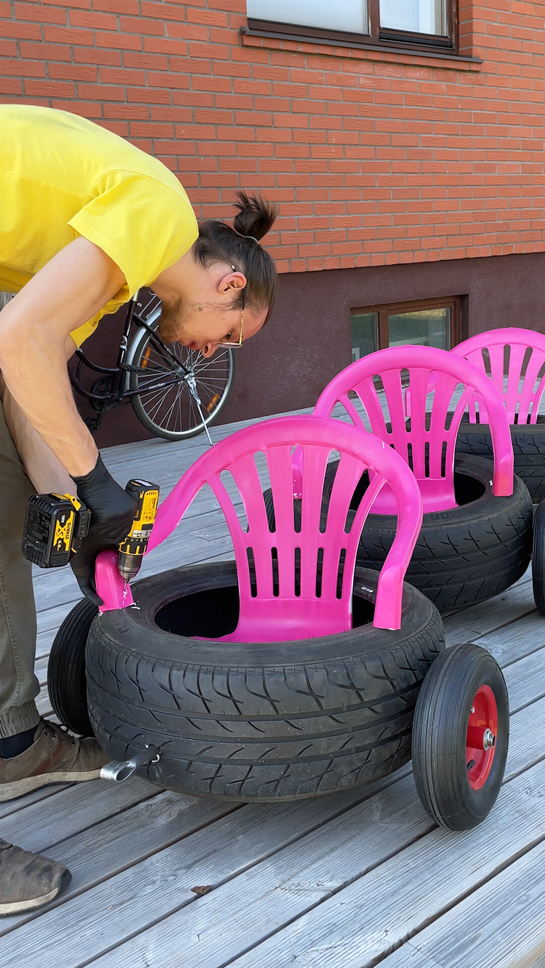 Dad builds an amazing toddler train from old tires