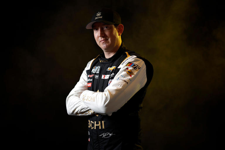 Kyle Busch’s father Tom drives tribute lap at Charlotte Motor Speedway