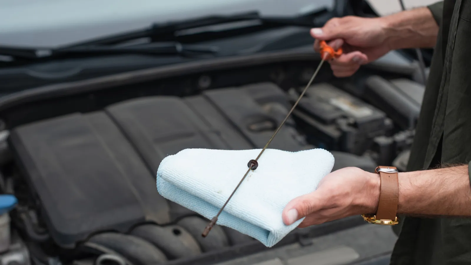 Car manufacturers phase out oil dipsticks in favor of electronic ...