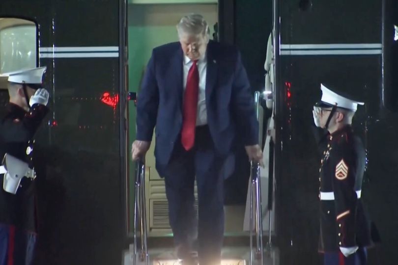 Donald Trump caught doing 'the weave' as he struggles to walk in ...