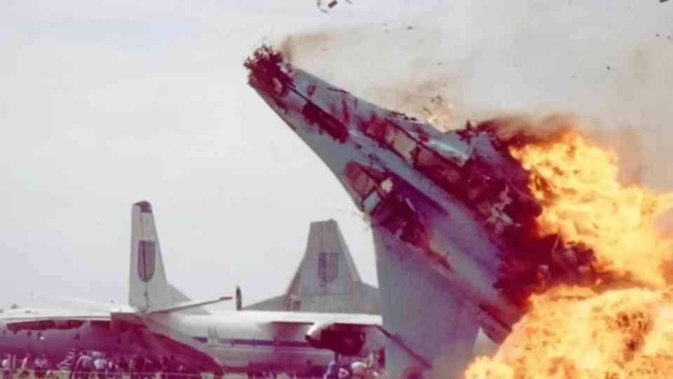 The fighter jet dropped too low… then it flew straight into the crowd