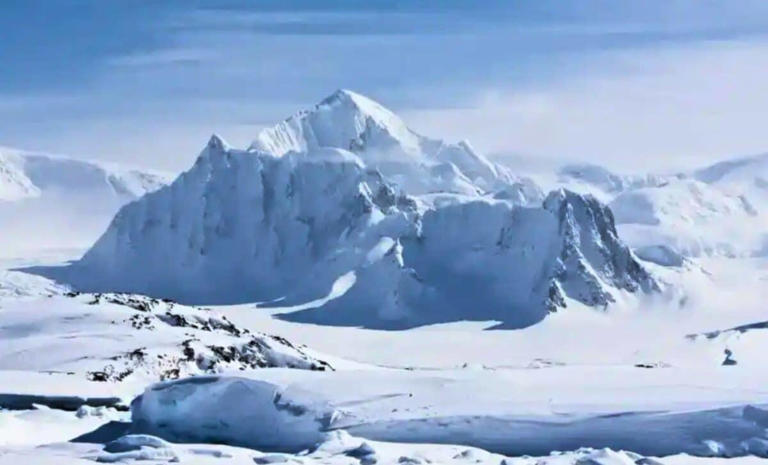 Antarctica’s strange Egypt-like ‘pyramid’ is fueling theories about a ...