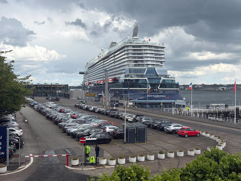 Sprengstoffalarm: „Mein Schiff Relax“ in Kiel teils evakuiert