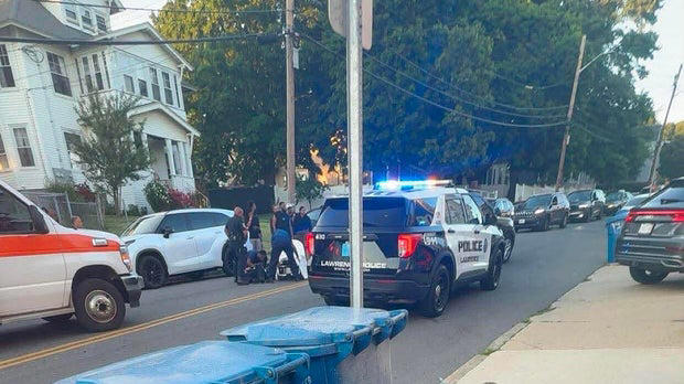 Lawrence police officer dragged 2 blocks trying to stop fleeing car ...