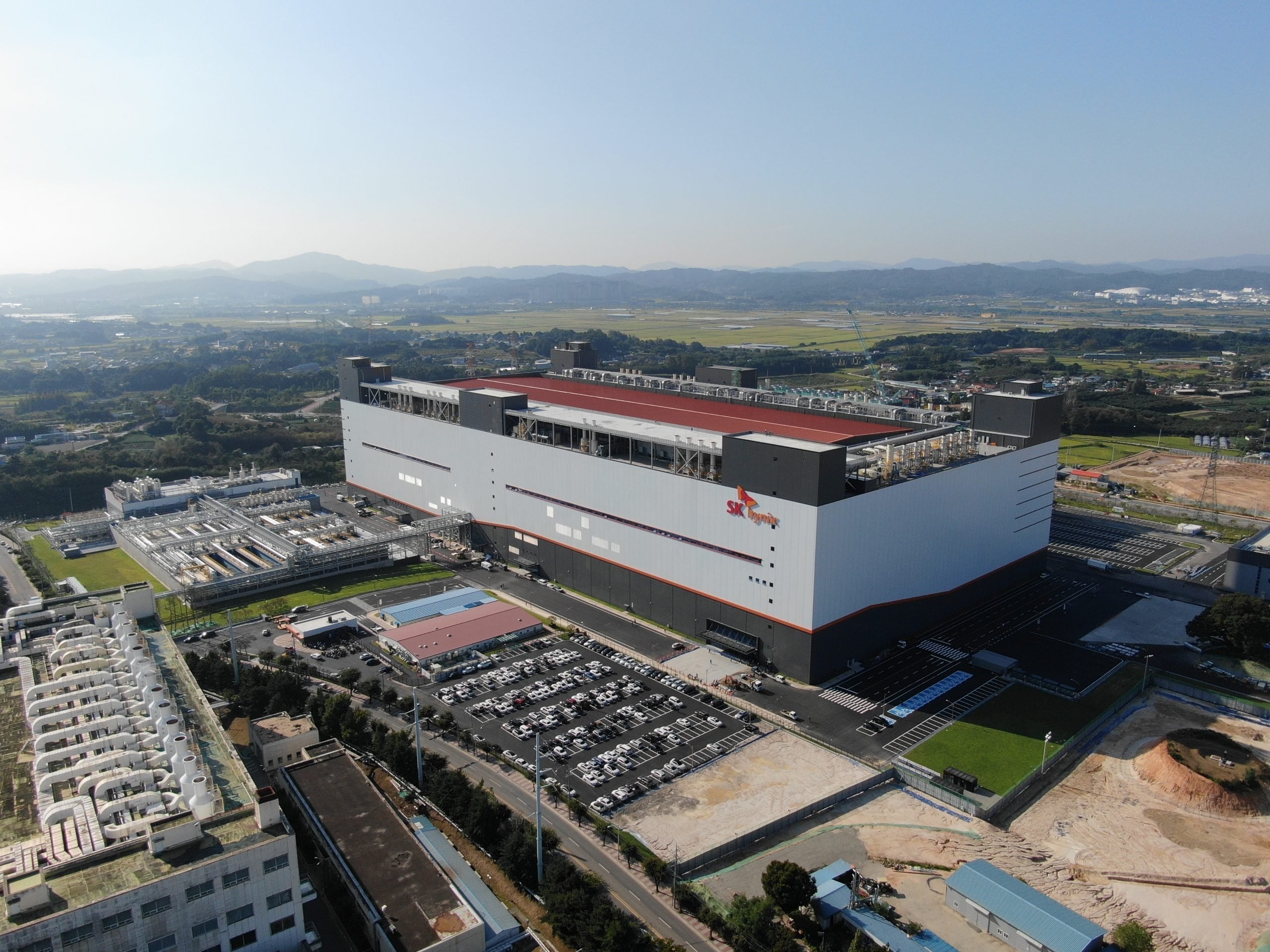 SK Hynix chemical leak sends two workers to hospital