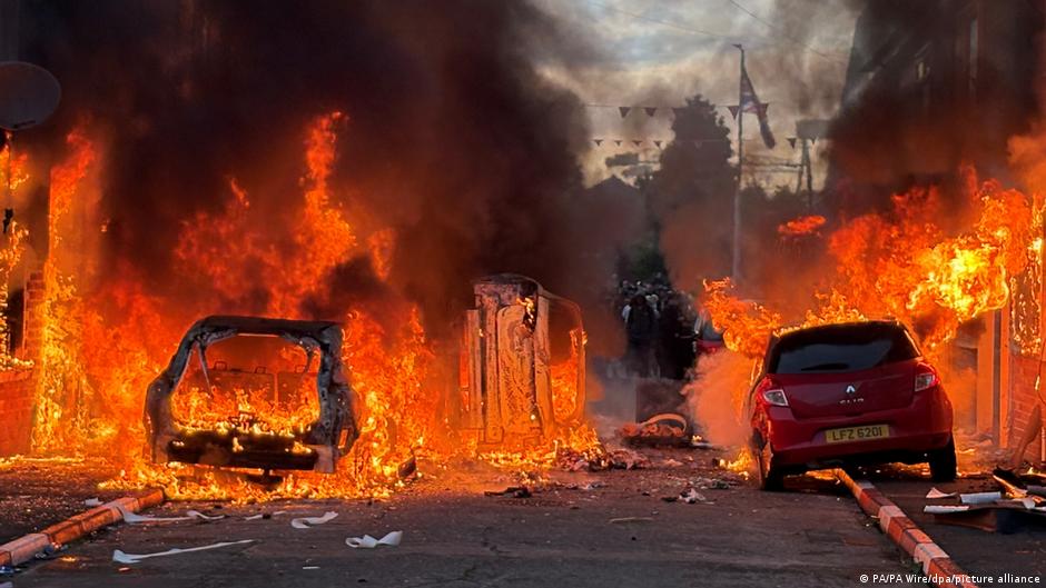 Northern Ireland: Anti-immigrant riots erupt in Belfast after stabbing