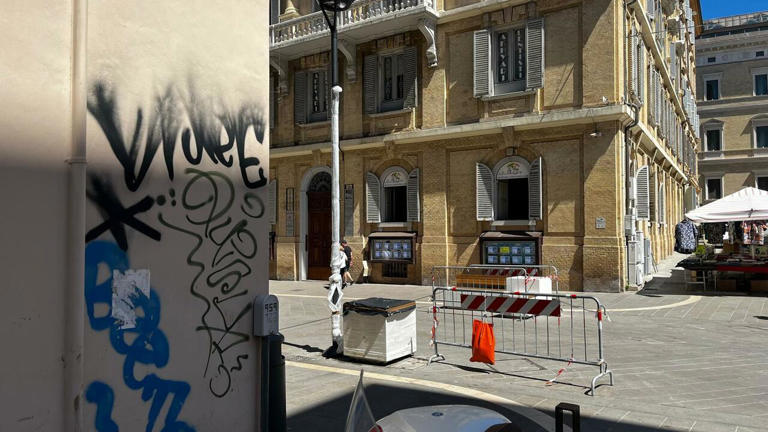 Ancona, le fioriere come pattumiere e i furgoni tra le panchine: in ...