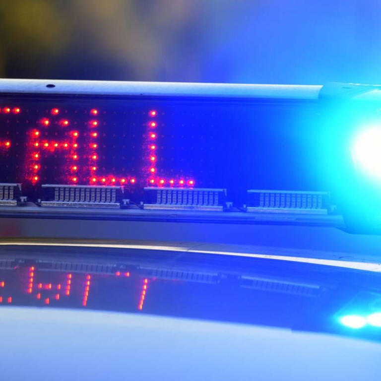 Auto erfasst Kinder vor Schule