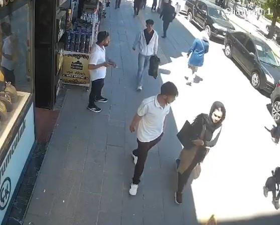 Binadan beton parçaları koptu! Vatandaşlar son anda kurtuldu
