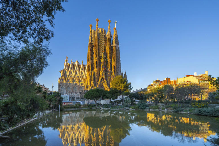 Leone inaugura l'ultima Torre della Sagrada Familia, ma i lavori non ...