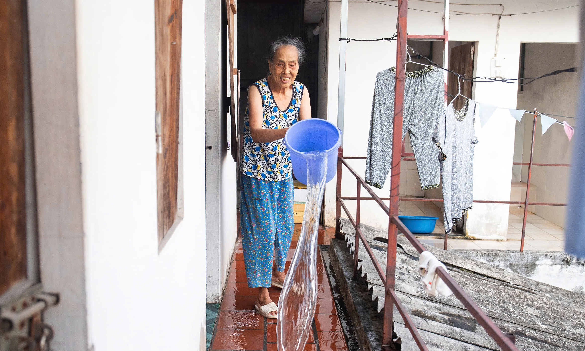 Hanoi factory workers endure 40°C heat in cramped rental rooms without ...