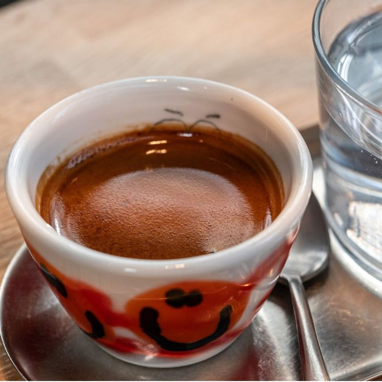 Au café, si l'on vous sert votre café avec un verre d'eau ce n'est pas ...