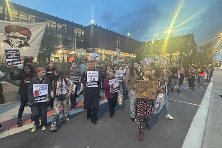 Hanson met by protesters as she flies into Perth for sold-out sundowner