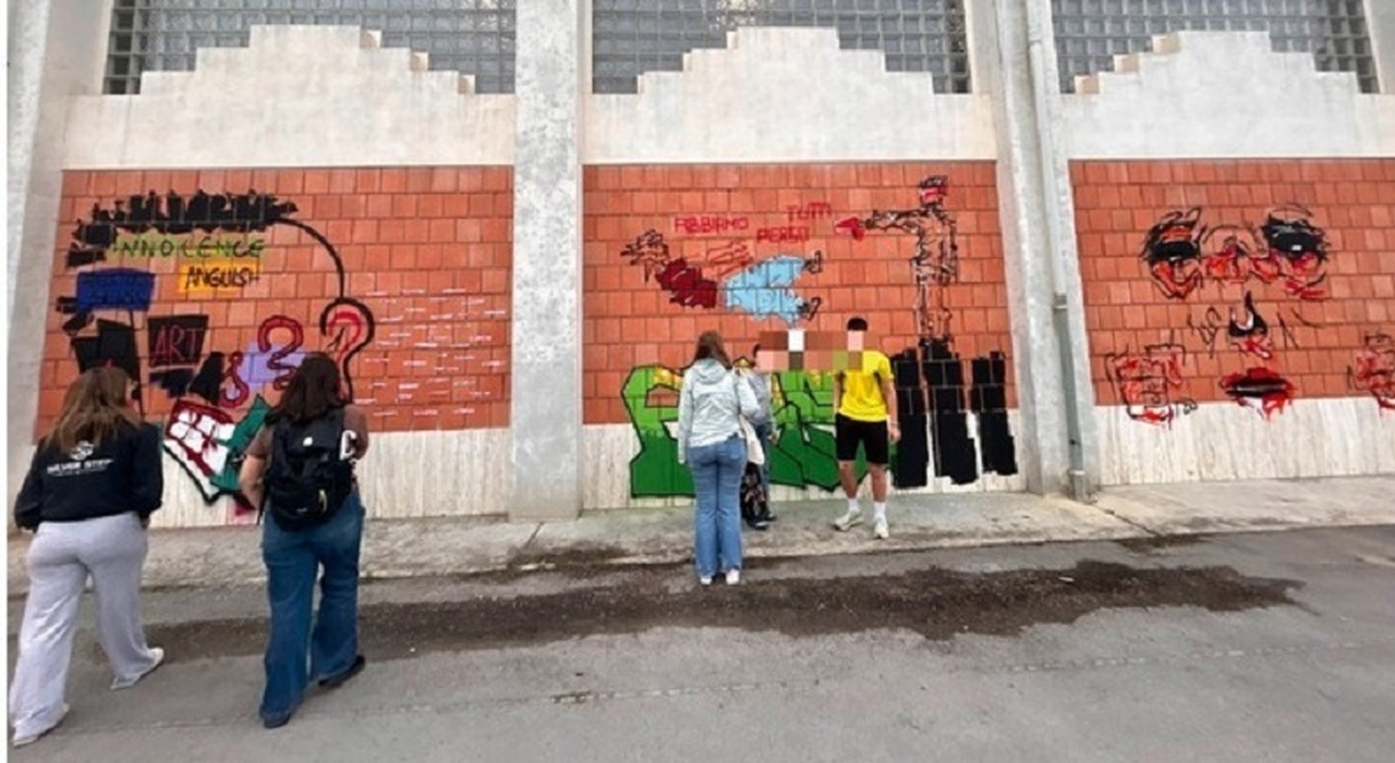 Graffito di protesta sul muro del liceo, neomaggiorenne fermato con ...