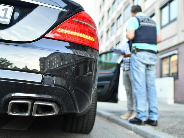 Problematische Poser im Visier: Polizei sperrt Straße und kassiert Anzeigen