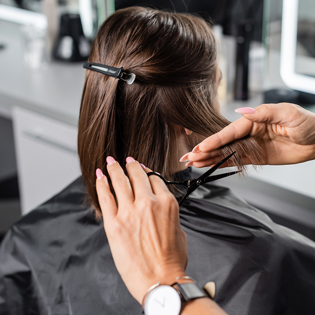 7 trendy haircuts women over 40 are asking for before vacation season