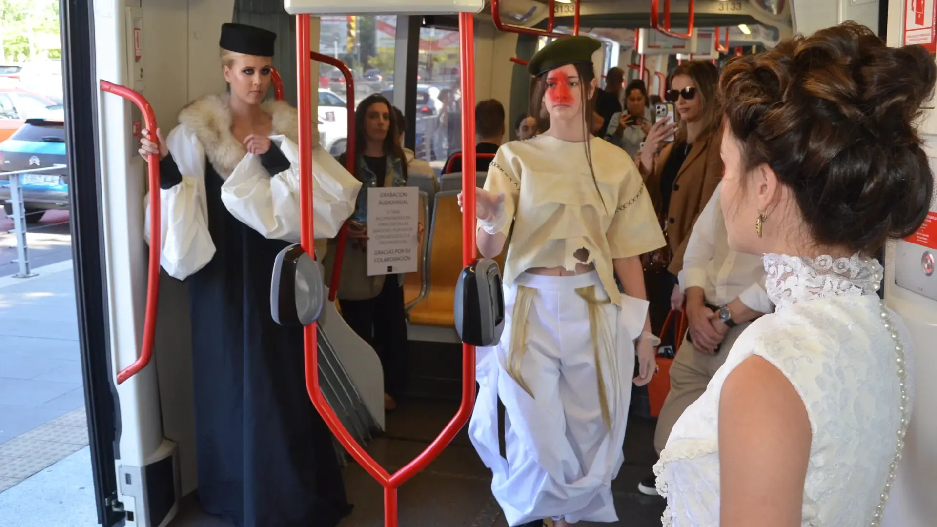 Pasarela de moda en el tranvía