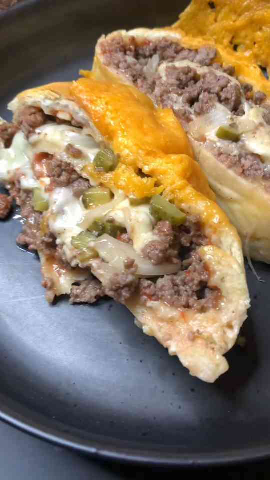 Cheeseburger Pizzarolle einfach und lecker zubereitet
