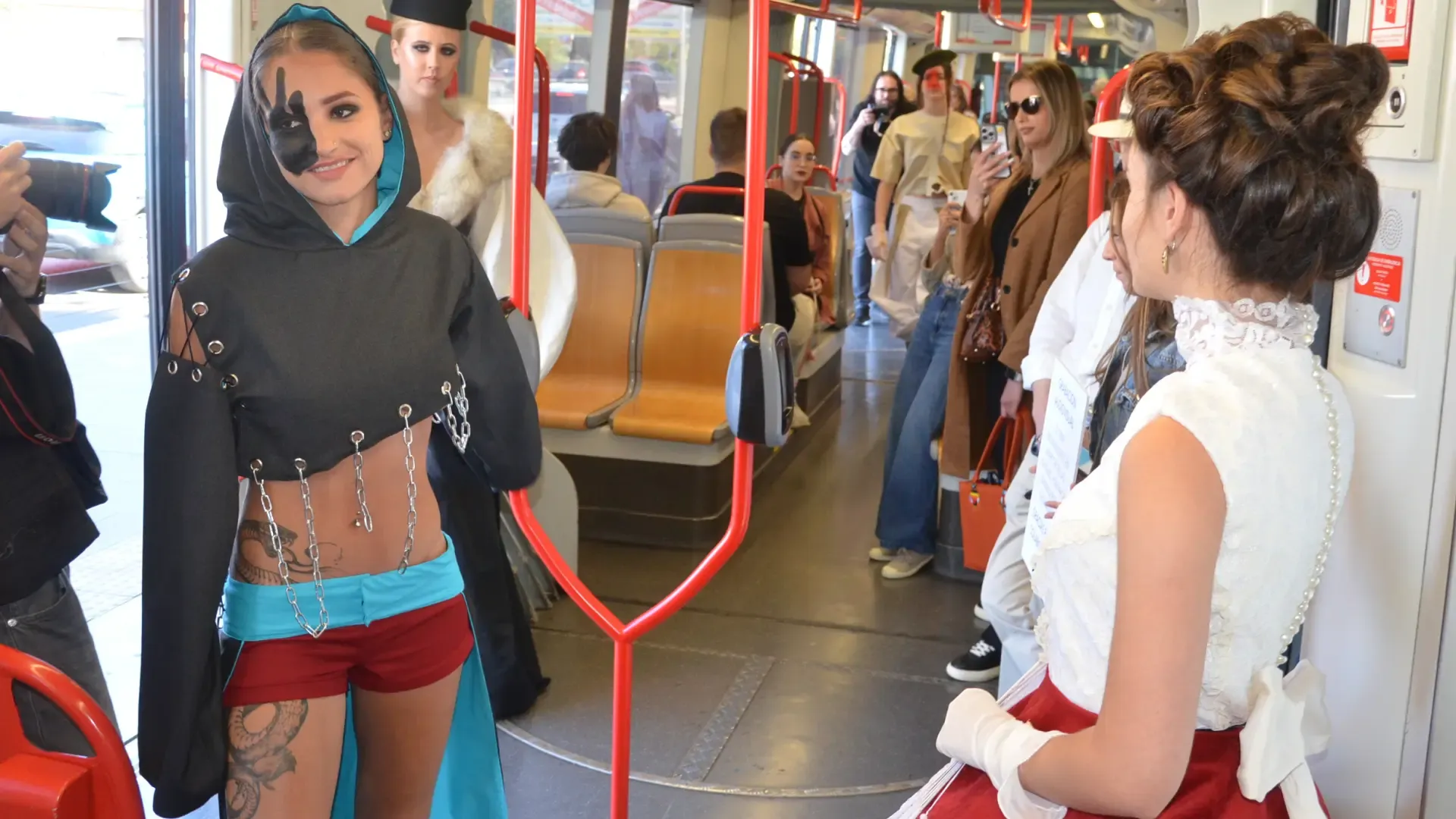 Pasarela de moda en el tranvía