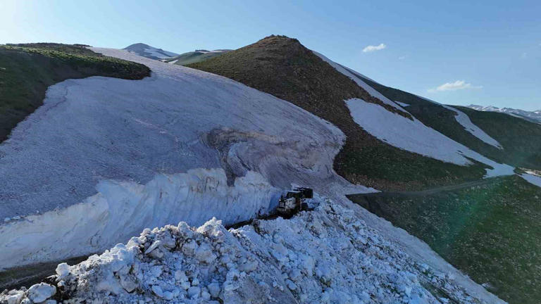 Hakkari’de 5 metreyi bulan karda yayla yolları açılıyor