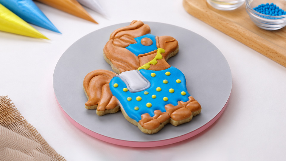Decorated horse cookie gets a cute finish