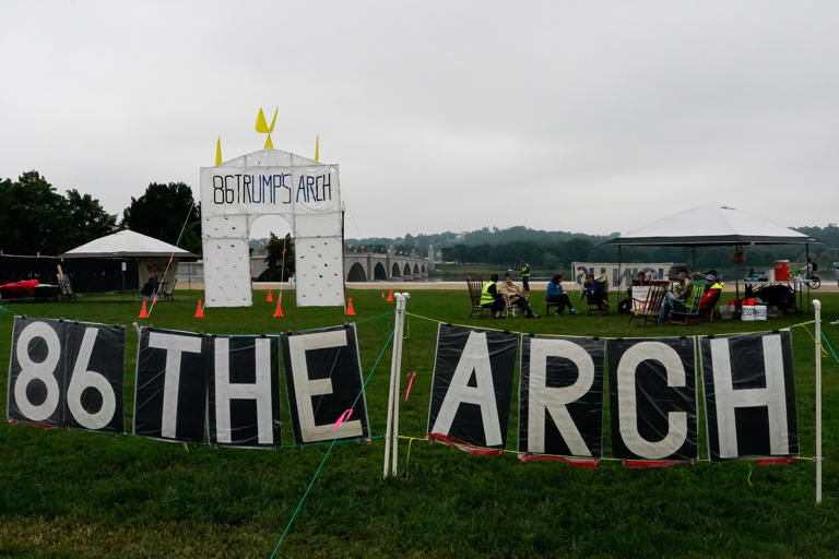 Trump team unveils aggressive timeline to build his DC arch