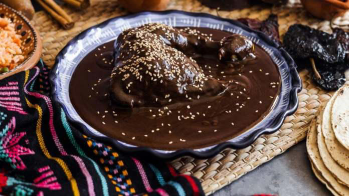 ¿Tu mole quedó muy picoso? El truco para quitárselo