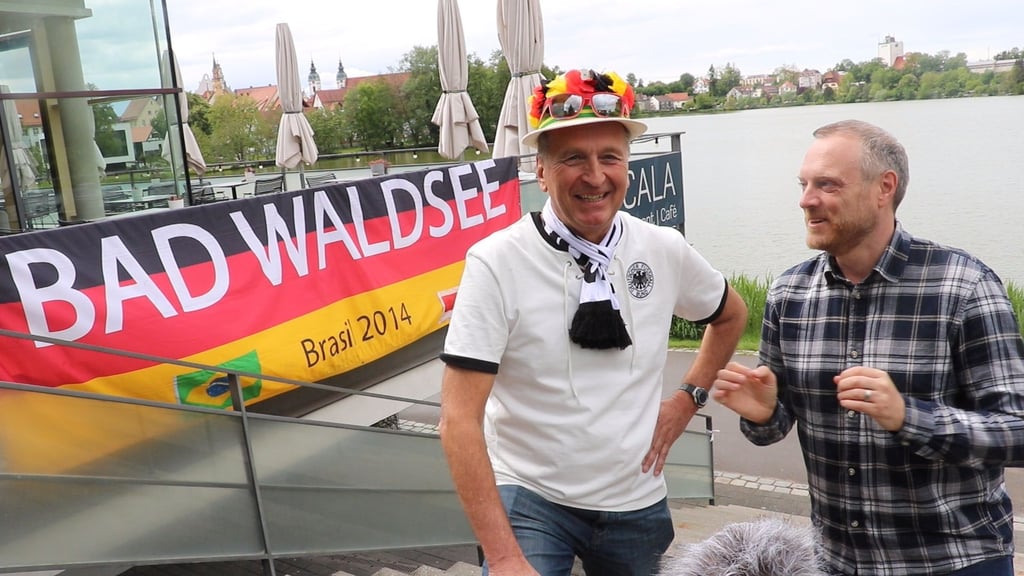 Jeder hat seine Fahne wohl schon im TV gesehen: Das ist der Mann dahinter