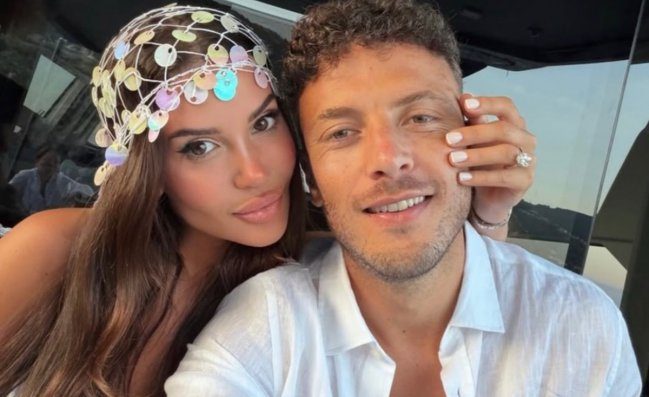 Rrahamni si sposa, proposta da sogno in barca a Drita. La fidanzata si ...