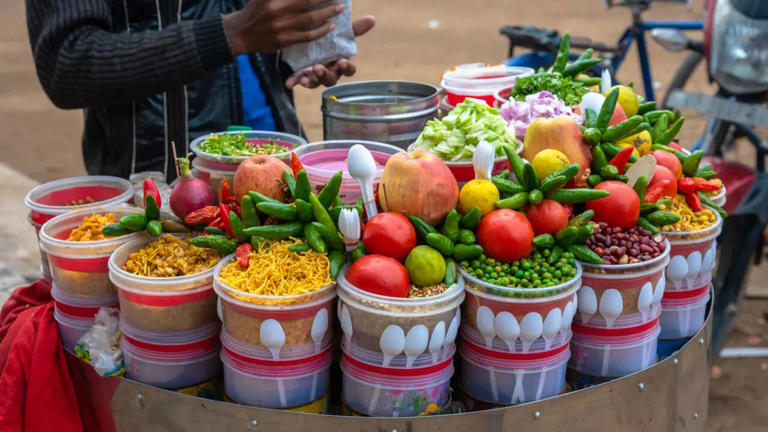 Ye wala chahiye... PM Narendra Modi eats this street food with NDA leaders