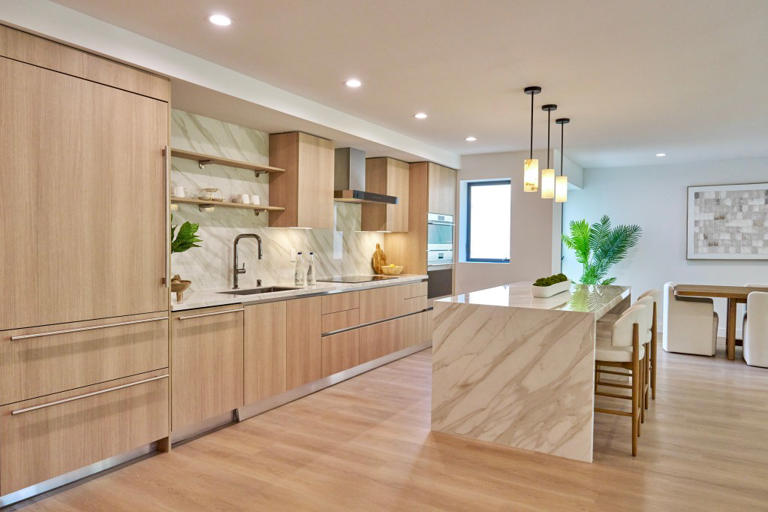 Model Jordan Barrett spotted staying at luxe Beverly Hills rental ...