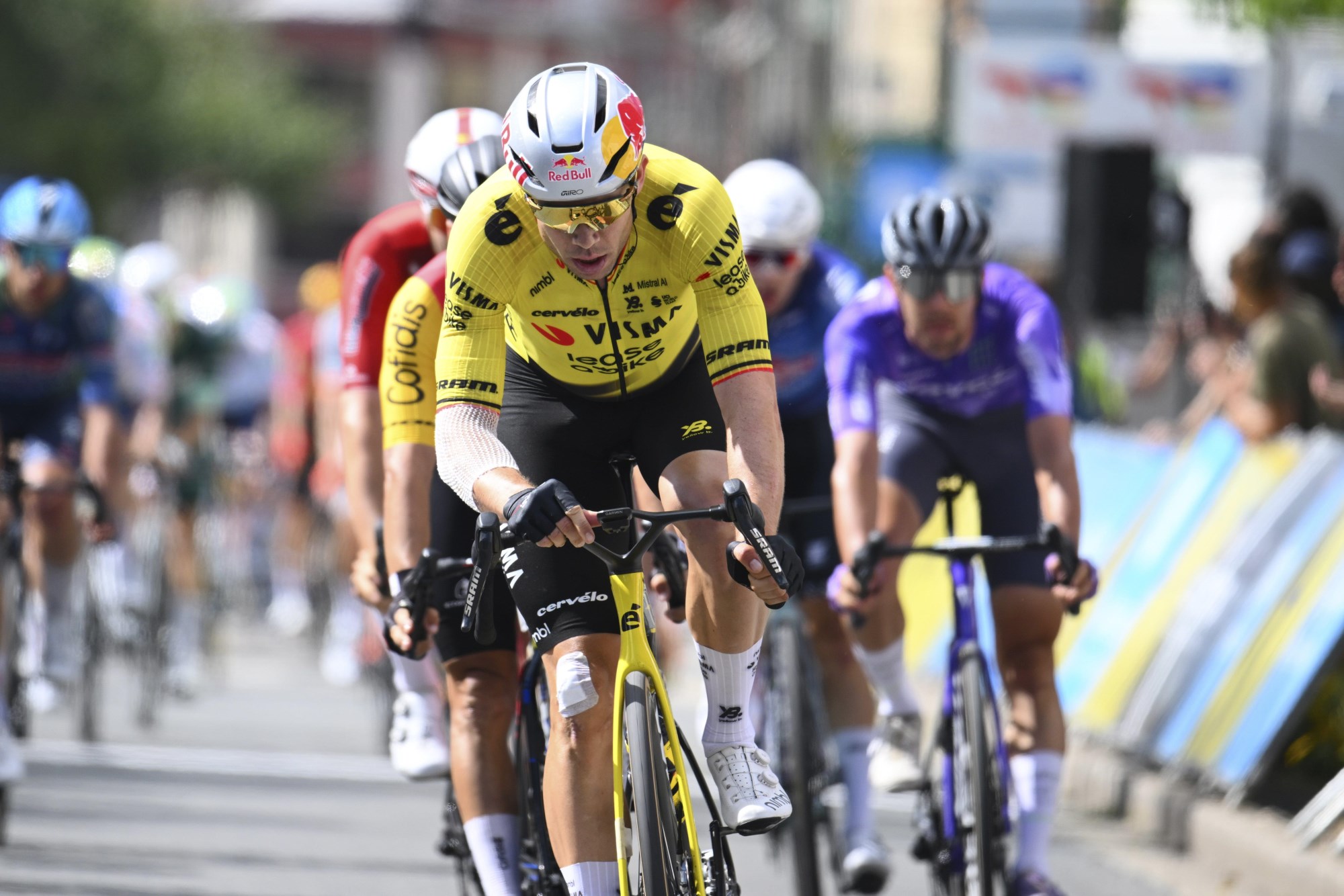 Wout van Aert ging met bang hartje naar teamgenoten om te vragen of ze ...