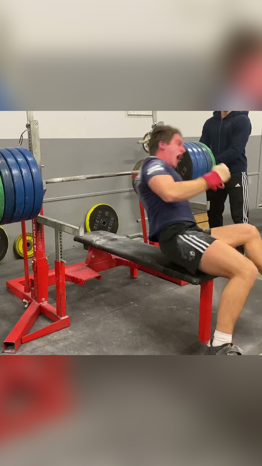 18 year old hits an incredible 200kg raw bench press