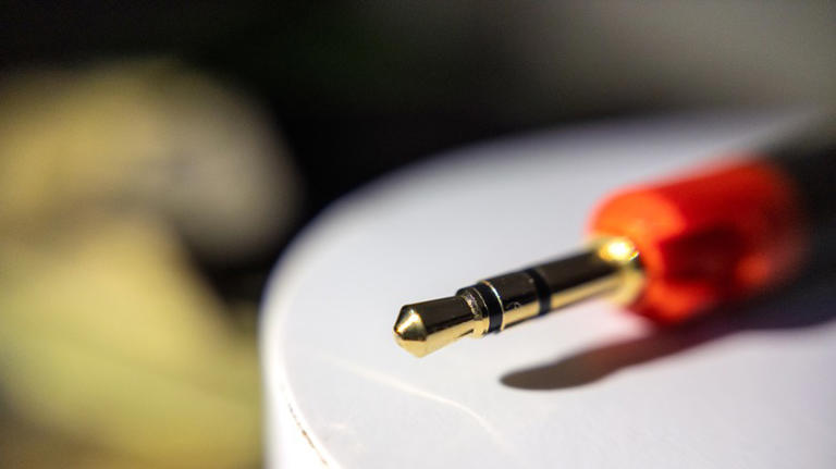 Why do headphone jacks have multiple black rings, and what do they mean?