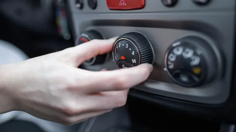 Bloedhete auto? In deze vakantielanden kan je een boete krijgen wegens ...
