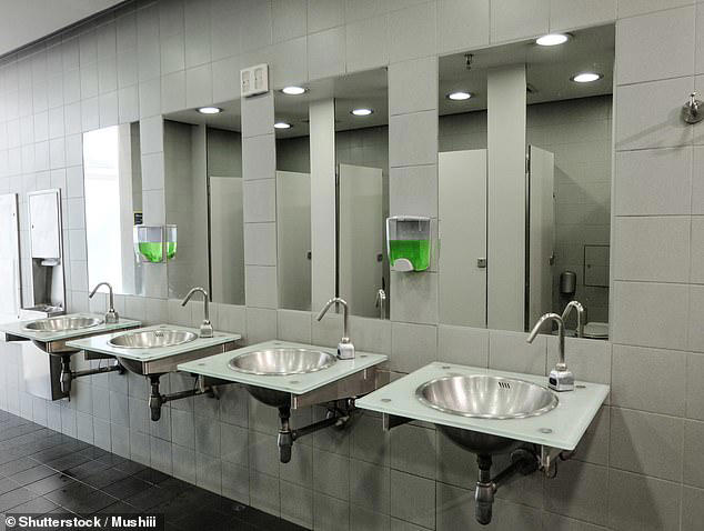 Strict Utah school bans phones and mirrors to stop students from being ...