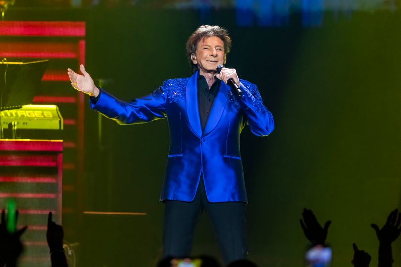 Barry Manilow declares 'we made it' at Glasgow comeback gig following ...